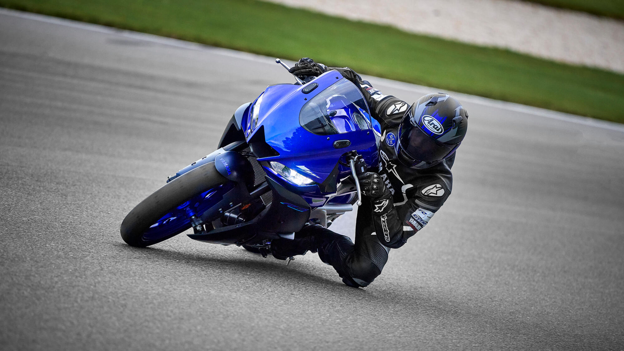 R3 | Giá xe Yamaha R3 chính hãng - Revzone Yamaha Motor