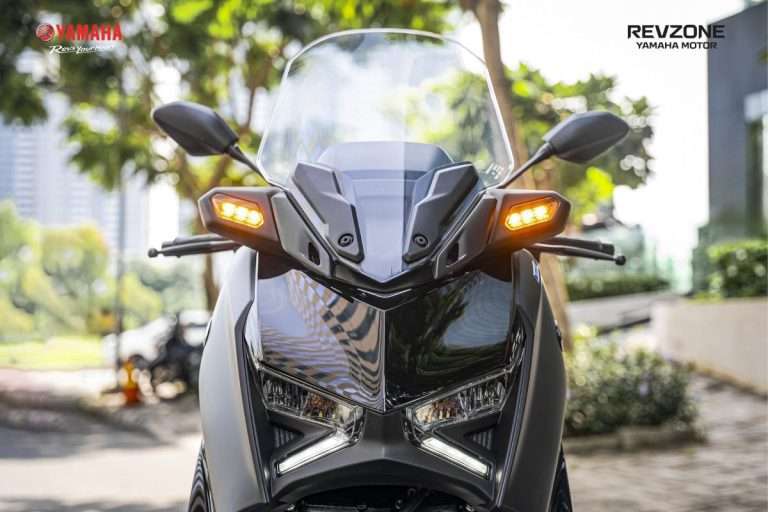 Đánh giá XMAX 300: Dáng ngồi công thái học, giá thì sao? - Revzone ...