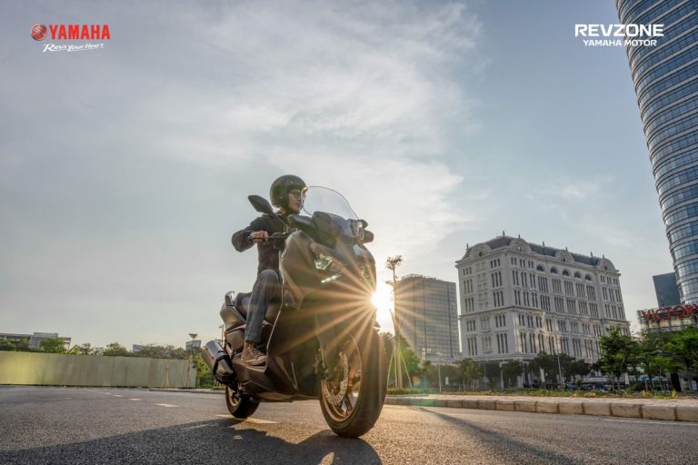 Đánh giá XMAX 300: Dáng ngồi công thái học, giá thì sao? - Revzone ...